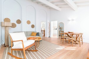 One-Bedroom Apartment with sofa bed | Área de estar | TV 50 polegadas com canais via satélite