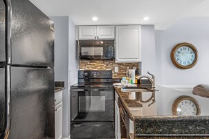 Apartamento Signature em Condomínio Fechado, 2 quartos, varanda | Cozinha privada | Um frigorífico, um micro-ondas, um forno, uma placa de cozinha 