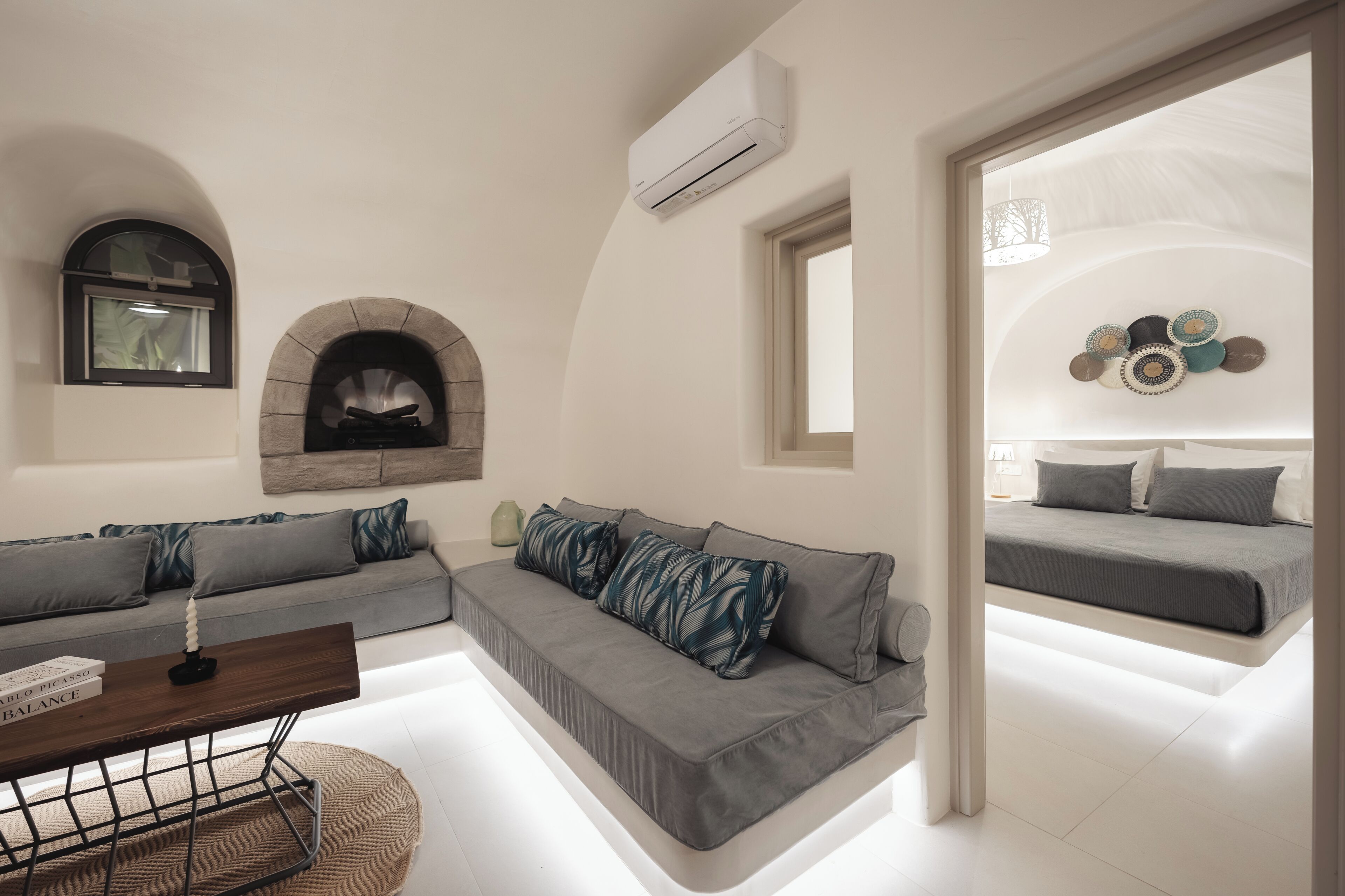 Executive Suite with outdoor Hot Tub | Área de estar | TV LED 32 polegadas com canais via satélite, escritórios