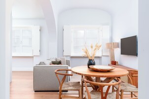 Apartamento Comfort, 2 quartos, terraço | Sala de estar | Smart TV de 50 polegadas com canais via satélite