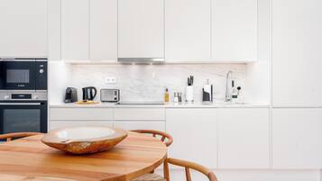 Apartamento Comfort, 2 quartos (Sofa bed) | Cozinha privada | Um frigorífico, um micro-ondas, um forno, uma placa de cozinha
