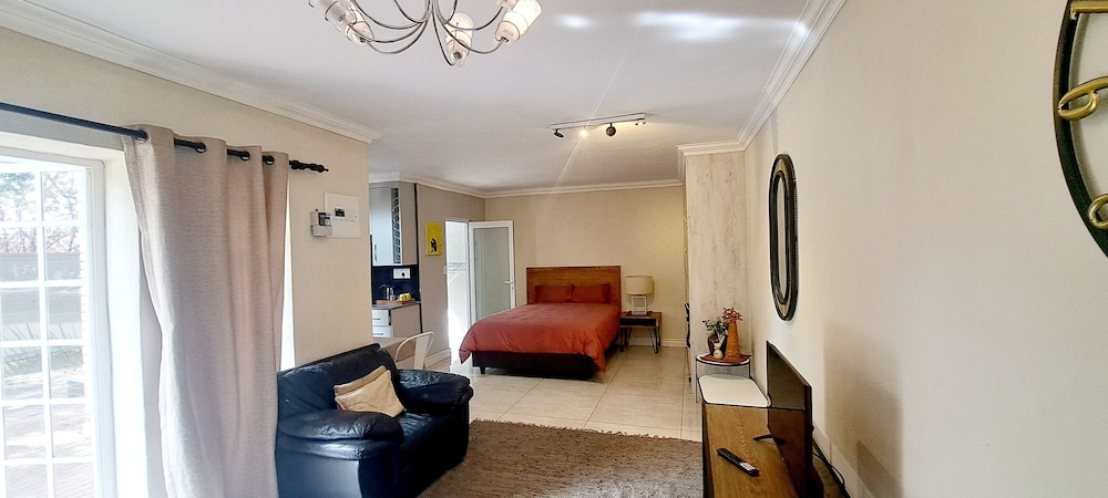 Waterfall City Guest Lodge - Deluxe King Pool Unit - Midrand