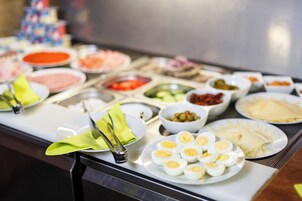 Pequeno-almoço tipo buffet diário mediante uma taxa 