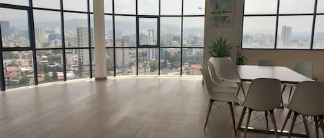 Suíte superluxo | 3 quartos, escrivaninha, ferros/tábuas de passar roupa
