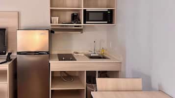 Quarto, 1 cama King, para não fumantes (Efficiency) | Escrivaninha