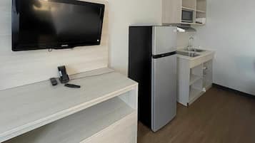 Quarto, 2 camas queen-size, não fumadores (Efficiency) | Secretária