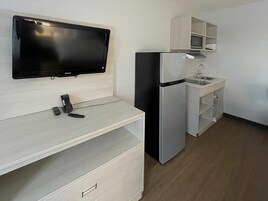 Quarto, 2 camas Queen, para não fumantes (Efficiency) | Escrivaninha