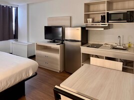 Quarto, 1 cama King, para não fumantes (Efficiency) | Escrivaninha