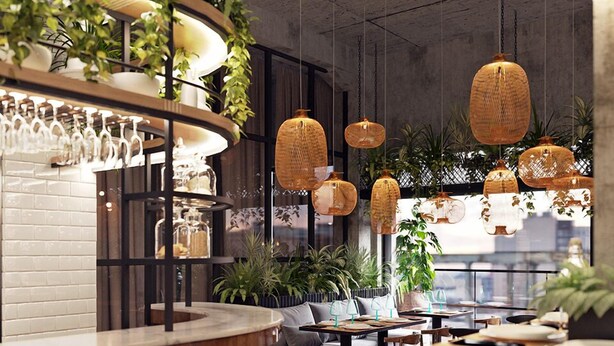 Um espaço de bar moderno com mobiliário de madeira, luminárias de vime pendentes e plantas em vasos.