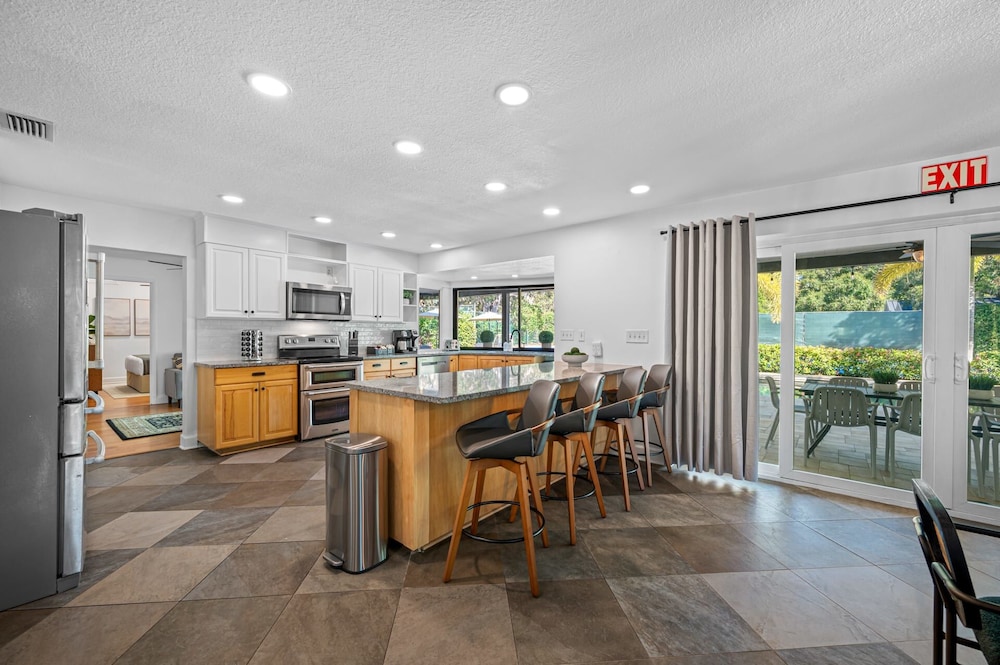 Court Haven Paradise: Your All-in-one Getaway - Madeira Beach, FL