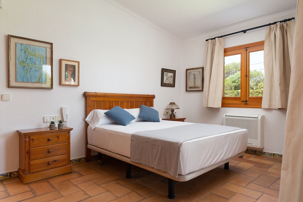 Mulholland Villa - Four Bedroom Villa, Sleeps 8 - Can Picafort
