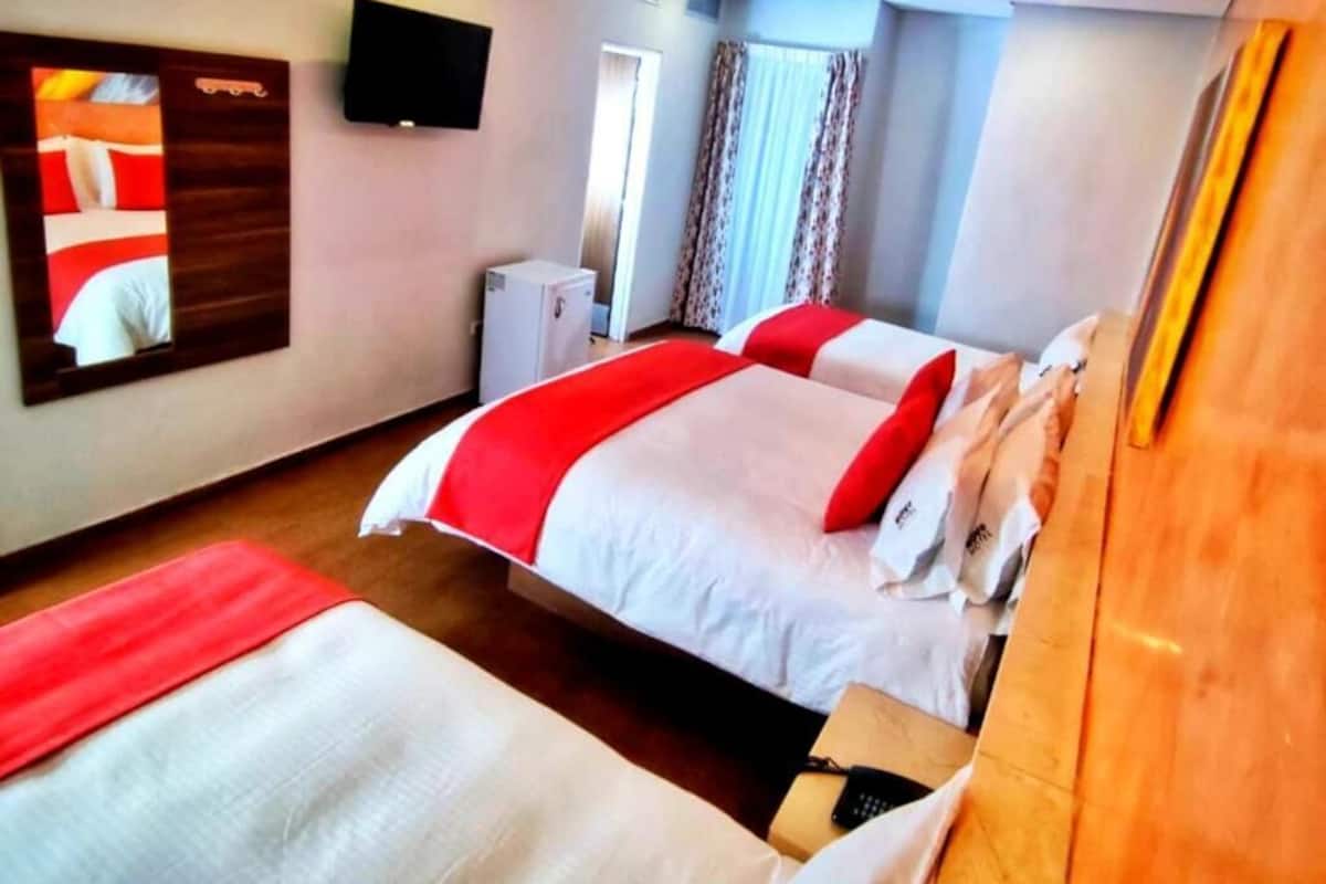 Quarto Triplo Familiar | Edredões de penas, ferro/tábua de engomar, roupa de cama fornecida