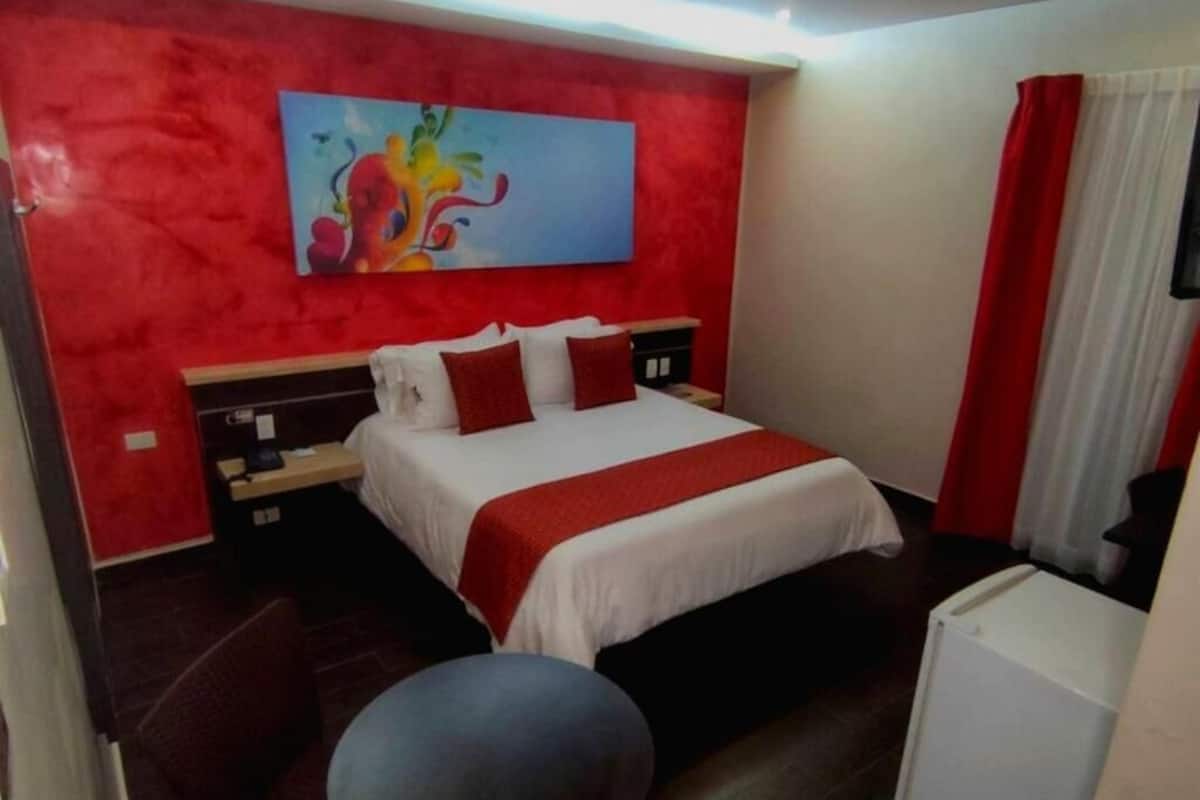 Quarto Deluxe, 1 cama queen-size, não fumadores, casa de banho anexa | Edredões de penas, ferro/tábua de engomar, roupa de cama fornecida