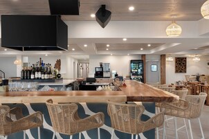 2 bares/lounges, bar ao lado da piscina