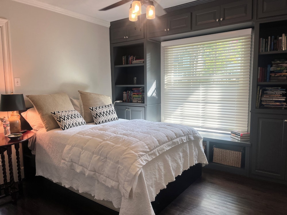 Charming Ranch - Near It All In East Dallas! - Dallas, TX