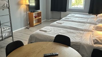 Quarto quádruplo família | Quartos à prova de som, Wi-Fi de cortesia, roupa de cama