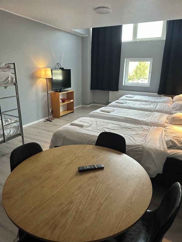 Quarto Quádruplo Familiar | Quartos insonorizados, Wi-fi grátis, roupa de cama fornecida 