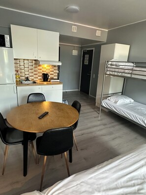 Quarto Quádruplo Familiar | Cozinha privada | Um frigorífico, um micro-ondas 
