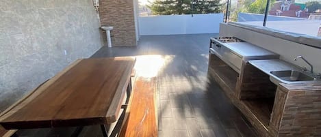 Apartamento, várias camas, kitchenette, Vista para a cidade | Terraço/pátio interior