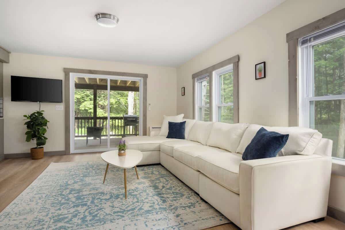 Nature Getaway ~ Creek, Firepit, Deck, Privacy - Port Jervis, NY