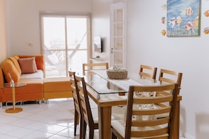 Apartamento família | Área de estar | Smart TV 38 polegadas com canais digitais, Netflix