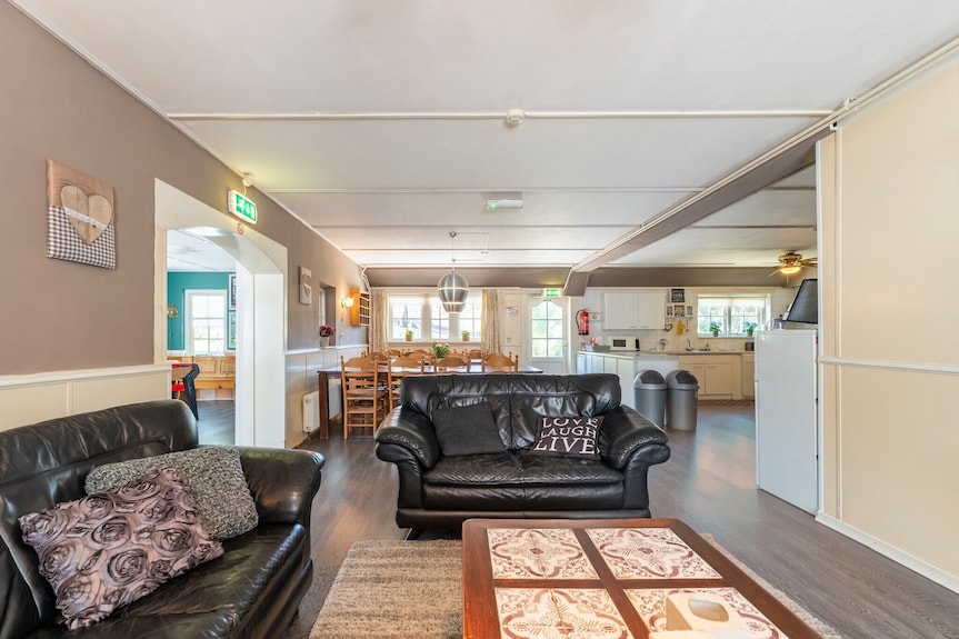 Group Home In Giethoorn With Waterside Terrace - Giethoorn