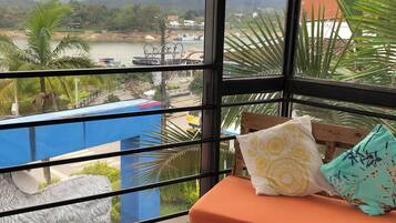 Estúdio clássico, sacada, vista para o lago | Área de estar | TV