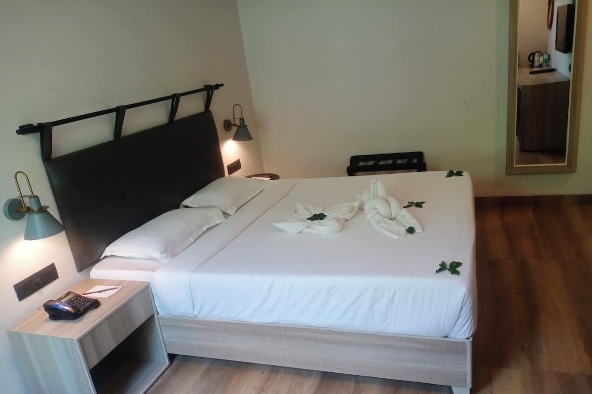 1 quarto, cofre no quarto, secretária