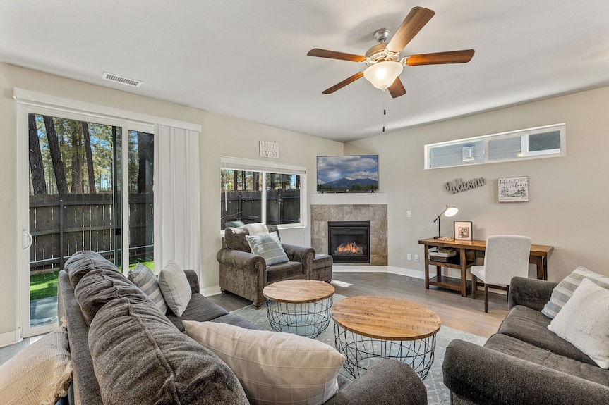 Family-friendly Flagstaff Getaway W/ Mtn Views, Gas Fireplace, Close To Nau - 플래그스태프