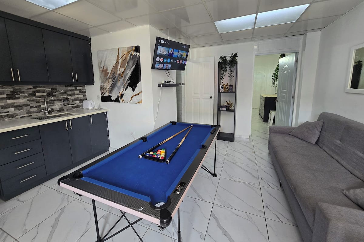 Apartamento de Luxo em Condomínio Fechado, 1 cama queen-size e sofá-cama | Sala de estar | Smart TV de 32 de polegadas com canais digitais, Netflix, Hulu