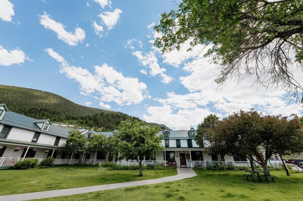 Chico Hot Springs Resort & Day Spa - Montana