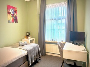 Quarto solteiro standard, vista para a cidade | Escrivaninha, Wi-Fi de cortesia