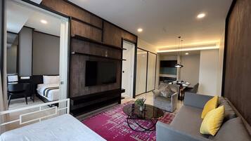 Suíte executiva, 1 quarto, vista para a cidade | Área de estar | TV de tela plana