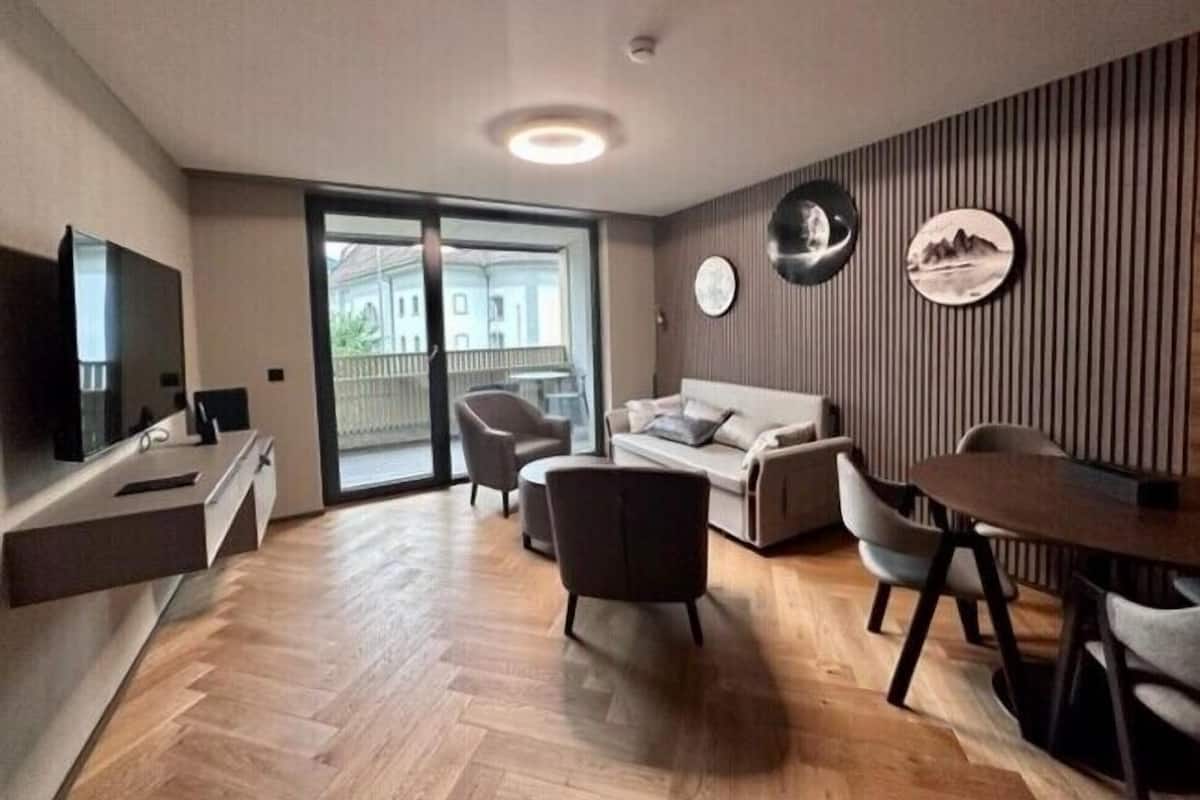 Suite Júnior | Sala de estar | Smart TV, brinquedos