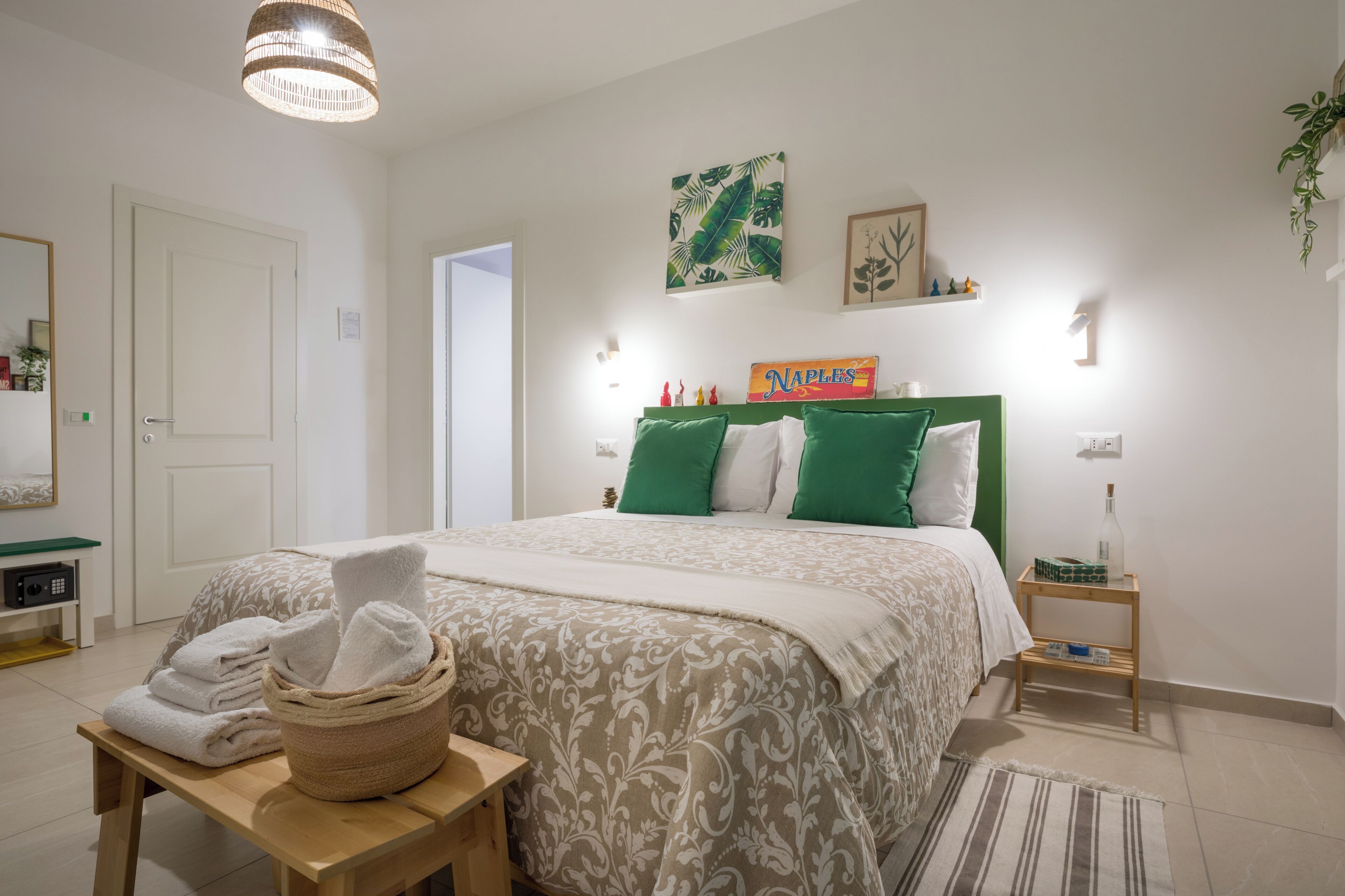 Quarto triplo conforto | Edredons de pluma, cofres nos quartos, cortinas blackout