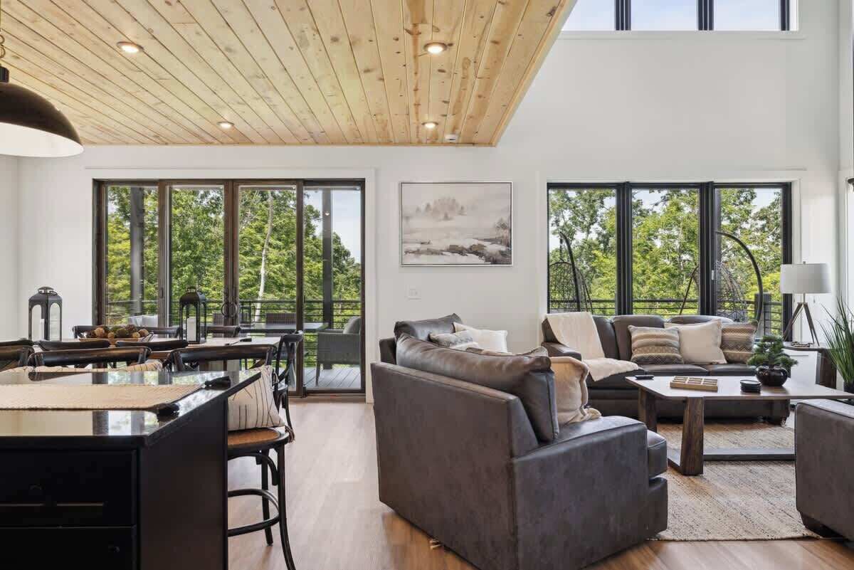 Mountain Breeze By Beyond Expectations: 5br Cabin W/ Hot Tub, Pool & Theater - Sevierville, TN