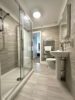 Quarto Familiar | Casa de banho | Um secador de cabelo, toalhas fornecidas, sabão, champô 