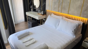 Quarto Standard | Roupa de alta qualidade, minibar, cofre no quarto 