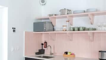 Appartement 02 | Cozinha privada | Minifrigorífico, um micro-ondas, uma placa de cozinha