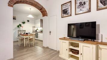 Apartamento | Sala de estar | Televisor de ecrã plano de 24 polegadas com canais digitais