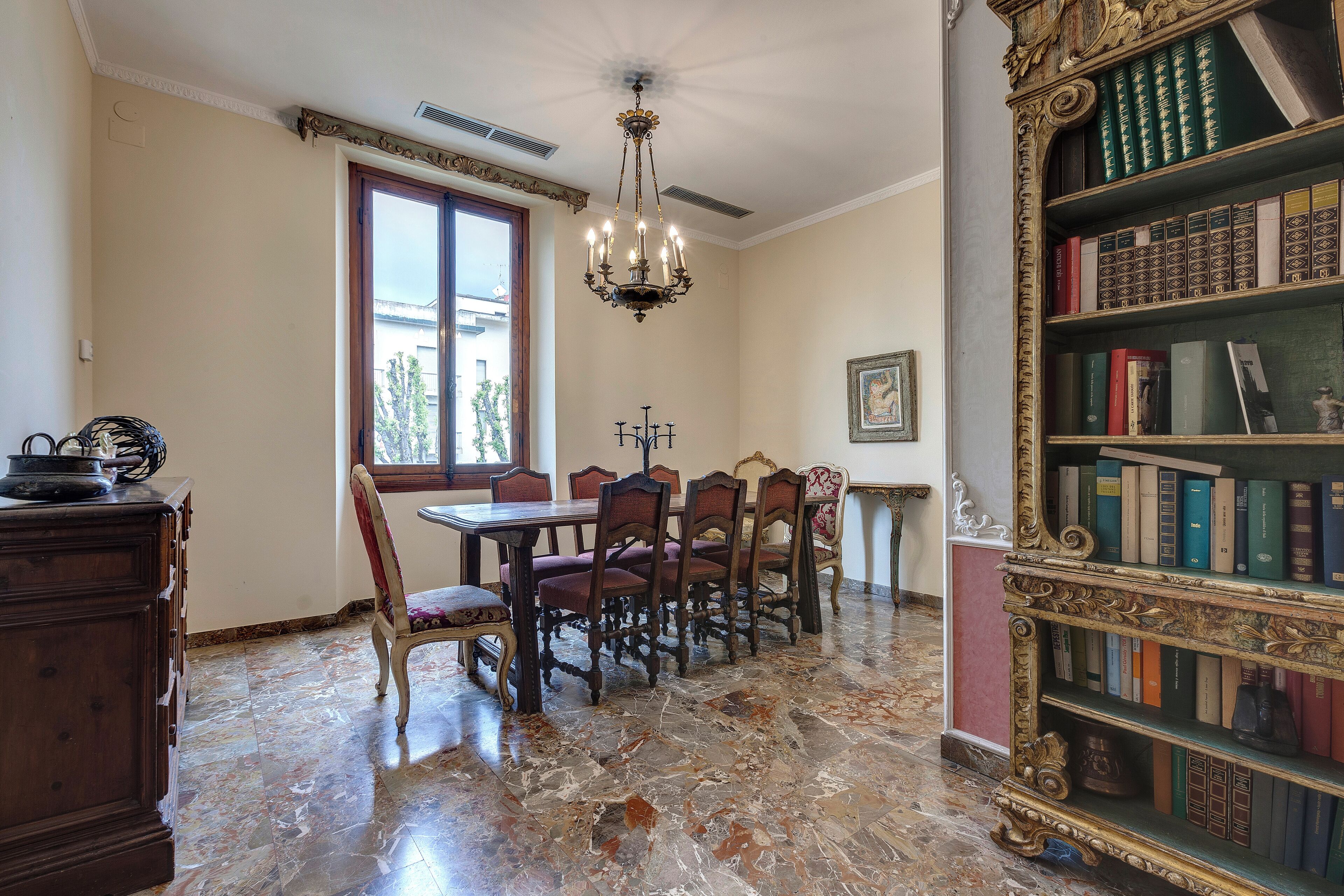 Apartamento | Sala de estar | Televisor de ecrã plano de 40 polegadas com canais digitais 