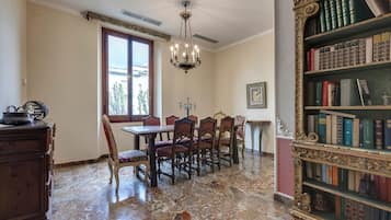 Apartamento | Sala de estar | Televisor de ecrã plano de 40 polegadas com canais digitais