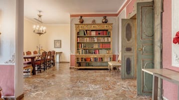 Apartamento | Sala de estar | Televisor de ecrã plano de 40 polegadas com canais digitais