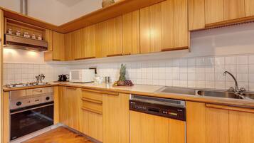 Apartamento | Cozinha privada | Um frigorífico/congelador grande, um micro-ondas, uma placa de cozinha