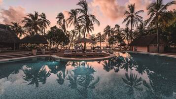 3 piscinas exteriores, da(s) 6:30 à(s) 18:00, guarda-sóis