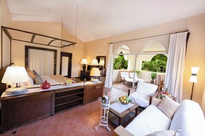 Junior Suite with private pool | Minibar, cofre no quarto, secretária 