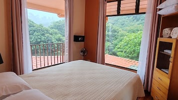 Quarto Duplo Económico, vista para o jardim | Cofre com capacidade para portátil, secretária