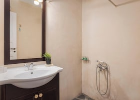 Apartamento tradicional, 2 quartos, vista para o mar, de frente para a praia | Banheiro | Chuveiro, chuveiro com efeito de chuva, produtos de toalete grátis