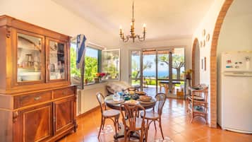 Vila família, 3 quartos, 2 banheiros (Villa Maria Luisa vista mare,) | Opções para refeição