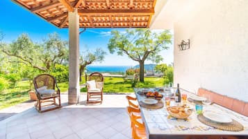 Villa Familiar, 3 quartos, 2 casas de banho (Villa Maria Luisa vista mare,) | Refeições ao ar livre